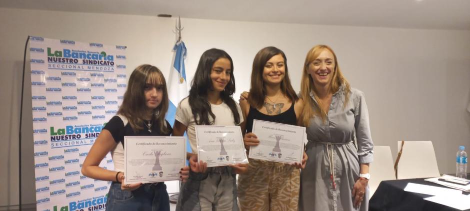 AJEDREZ: Tres ajedrecistas Alvearenses fueron distinguidas por su labor ...